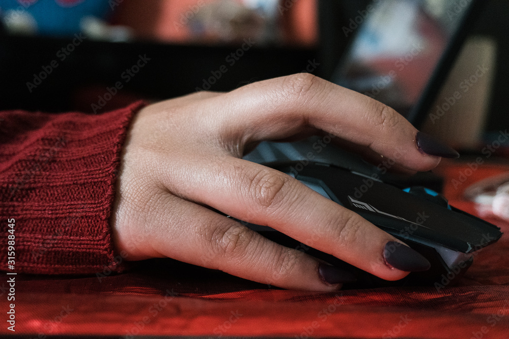 Foto de Mujer utiliza mouse en su espacio de trabajo do Stock | Adobe Stock