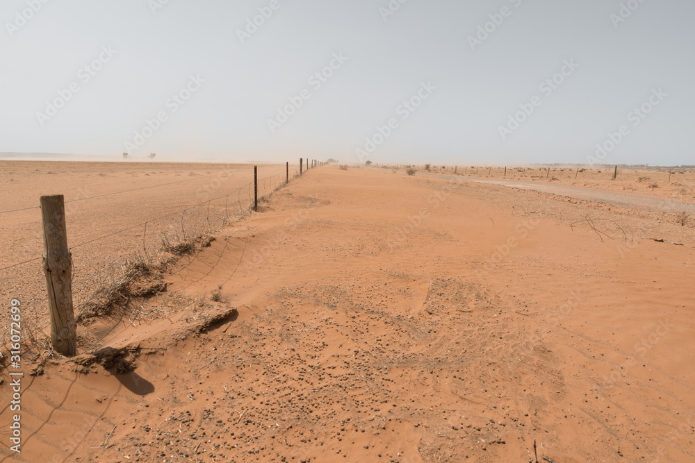 Foto de Sand storm in remote Australian agricultural farm field ...