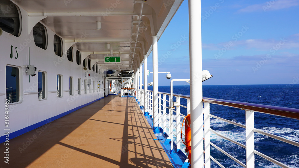 Foto de walk deck on a cruise ship. safety on the ship, lifeboat ...