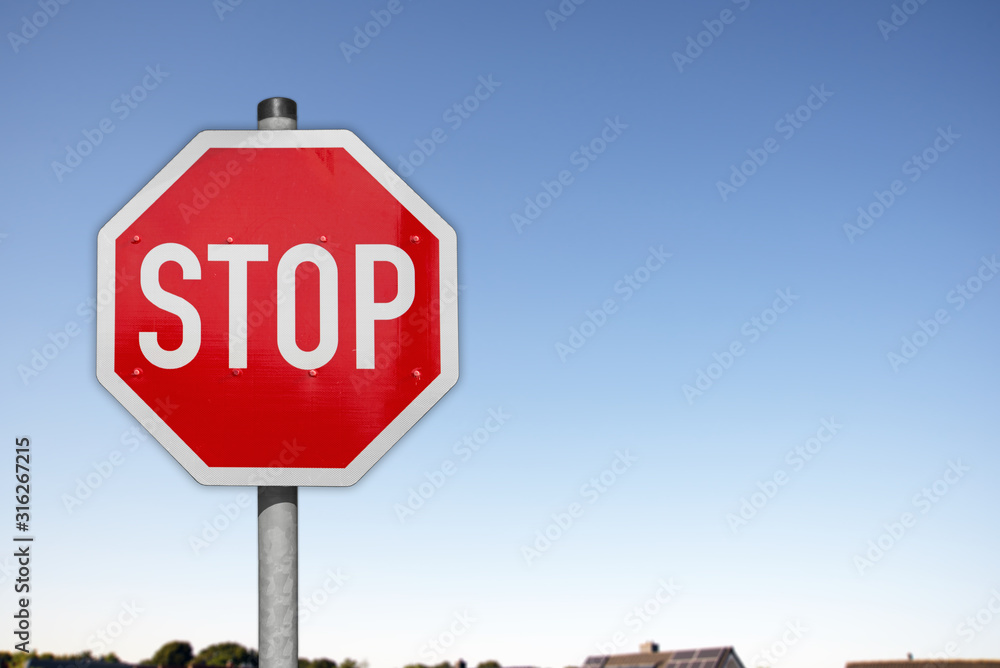 Verkehrszeichen, Stoppschild mit Textfreiraum Stock Photo | Adobe Stock