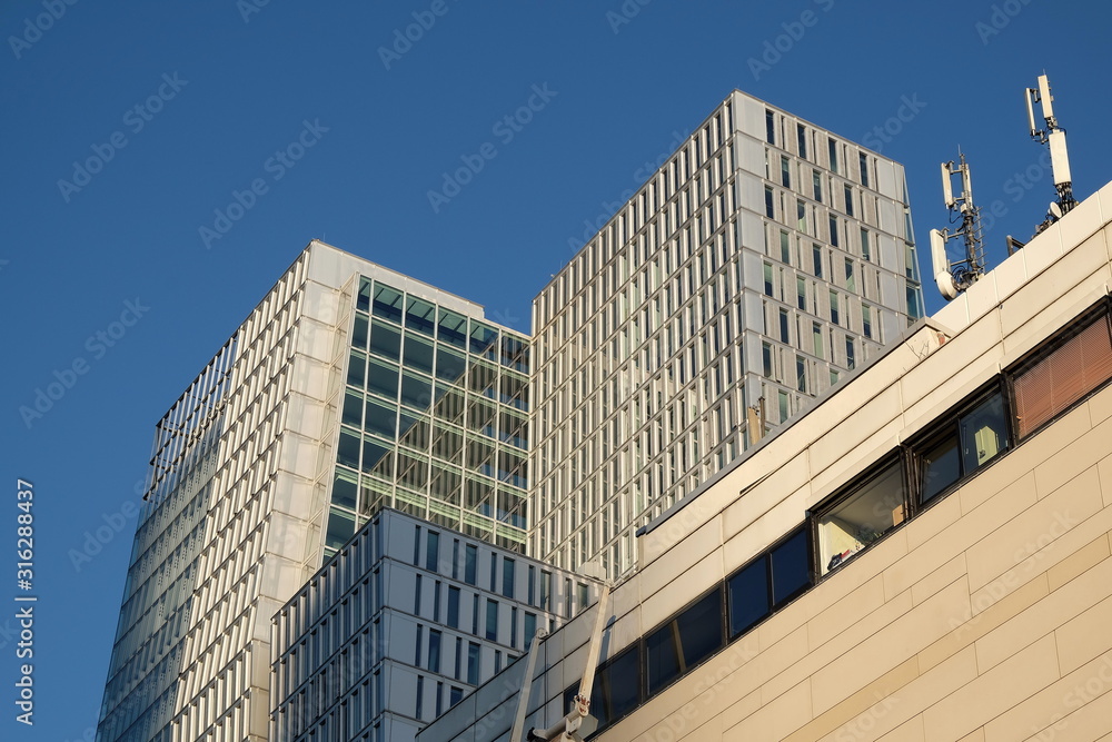 Nextower, Jumeirah Hotel und GaleriaKaufhof mit Sendemasten am ...