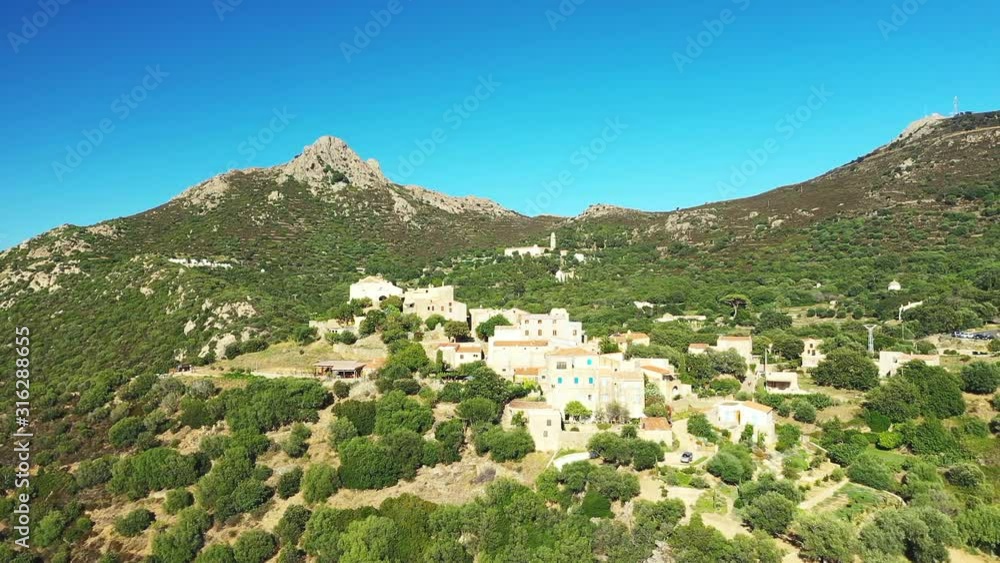 Le village de Pigna lors d'une belle journée ensoleillée en Corse, en ...
