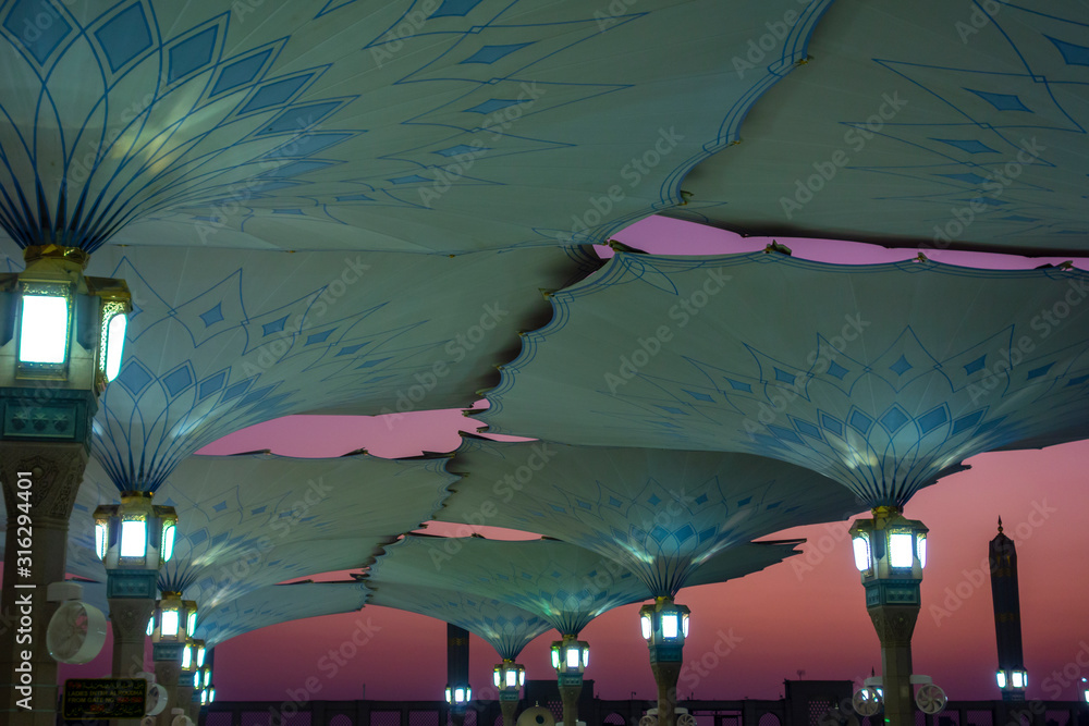 Foto de Opened giant canopies at the compound area of Nabawi mosque in ...