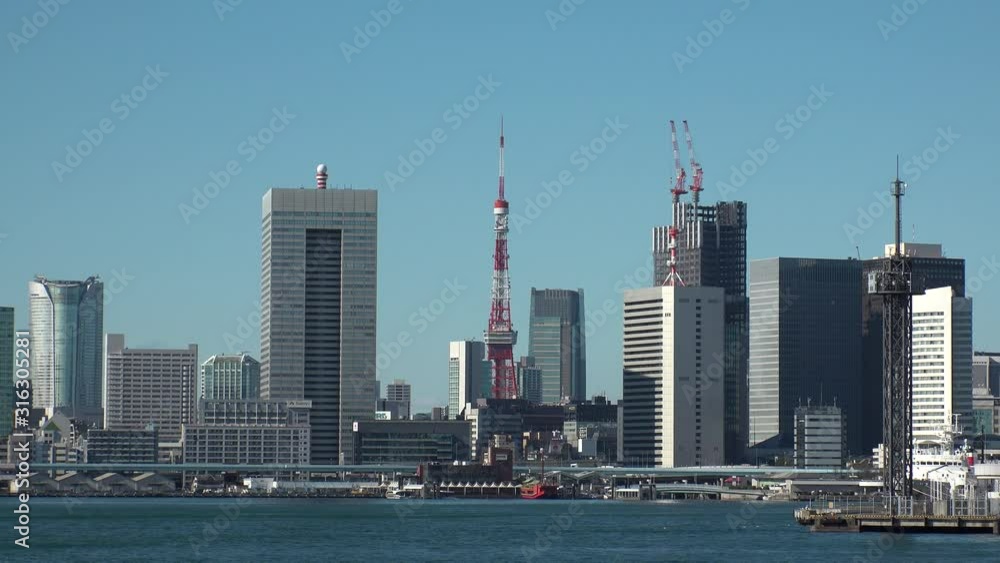 Wideo Stock: TOKYO, JAPAN - JANUARY 2020 : View of Tokyo Tower in day ...