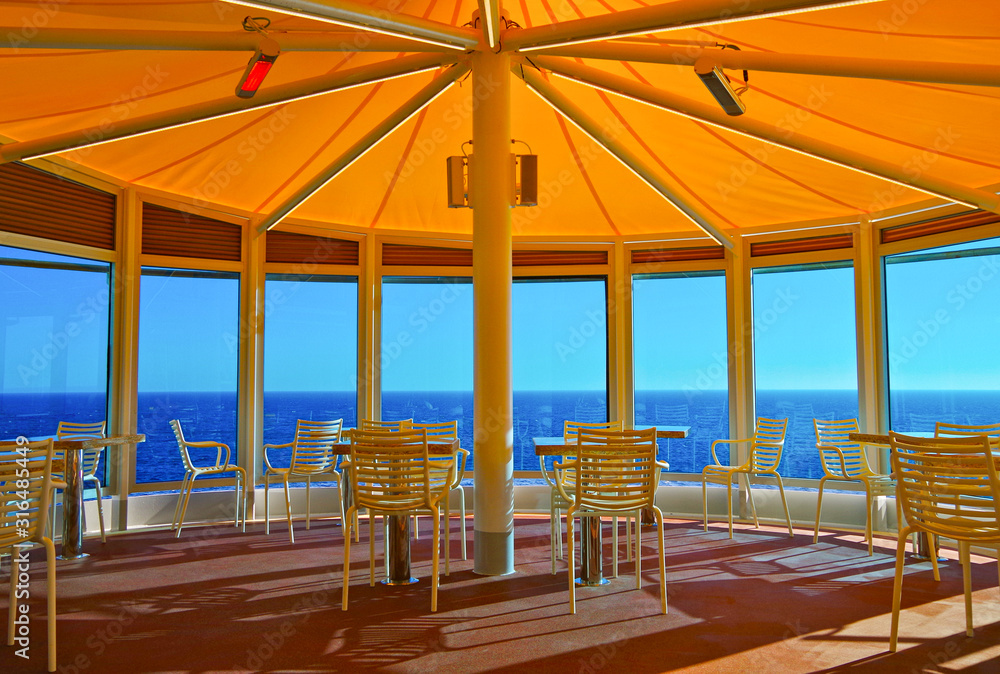 Foto de Relaxing on outdoor promenade with sun umbrellas and deck ...