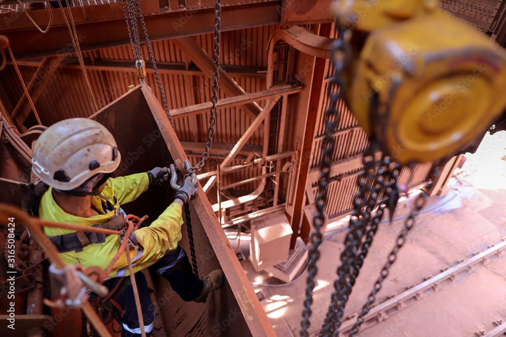 Fotografia do Stock: Rope access rigger high risk worker wearing ...