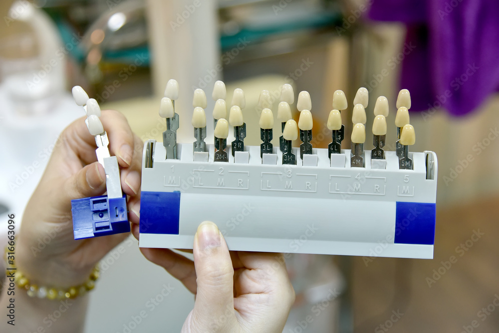 Dental tooth shade guide, Dentist matching color tone of dental chart ...