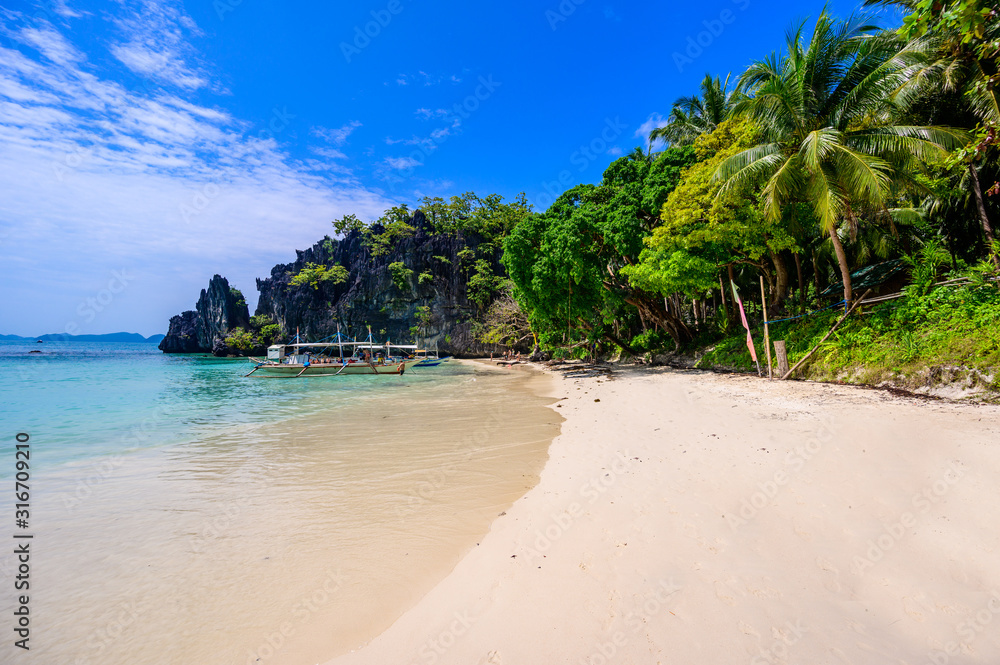 Tropical Papaya beach at paradise coast, El Nido, Palawan, Philippines ...