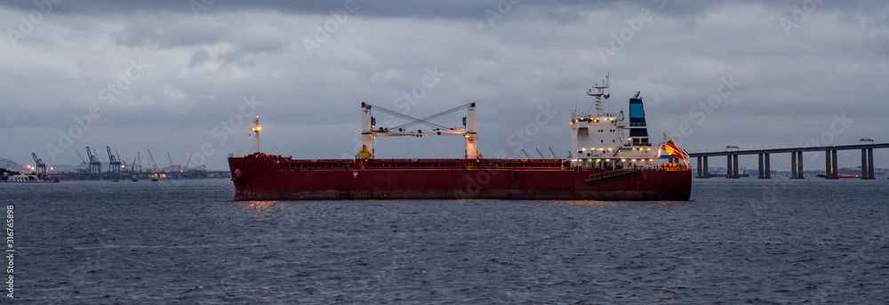 Foto de Cargo industriel Port de Rio de Janeiro dans la baie de ...