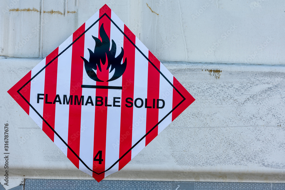 Etiqueta de peligro para transporte de solidos inflamables Stock Photo ...
