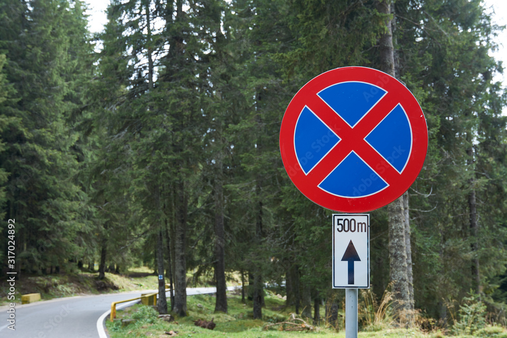 Foto de The road sign "Stopping prohibited" prohibits the stopping and ...