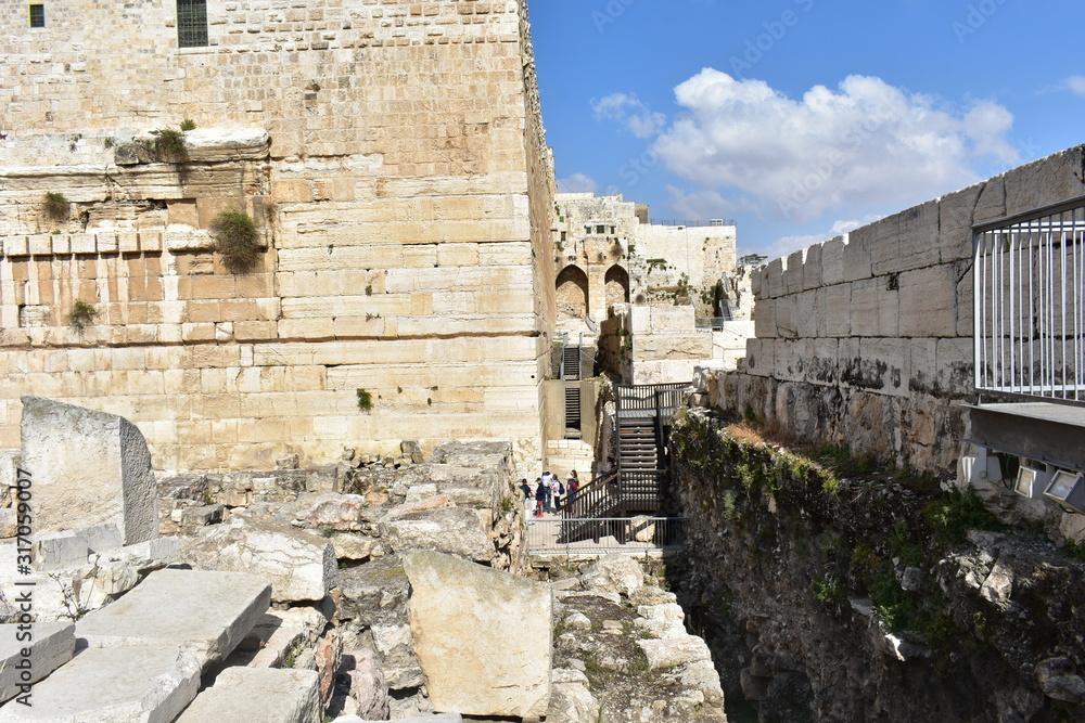 Fotografia do Stock: Remains of Robinson's Arch along the western wall ...