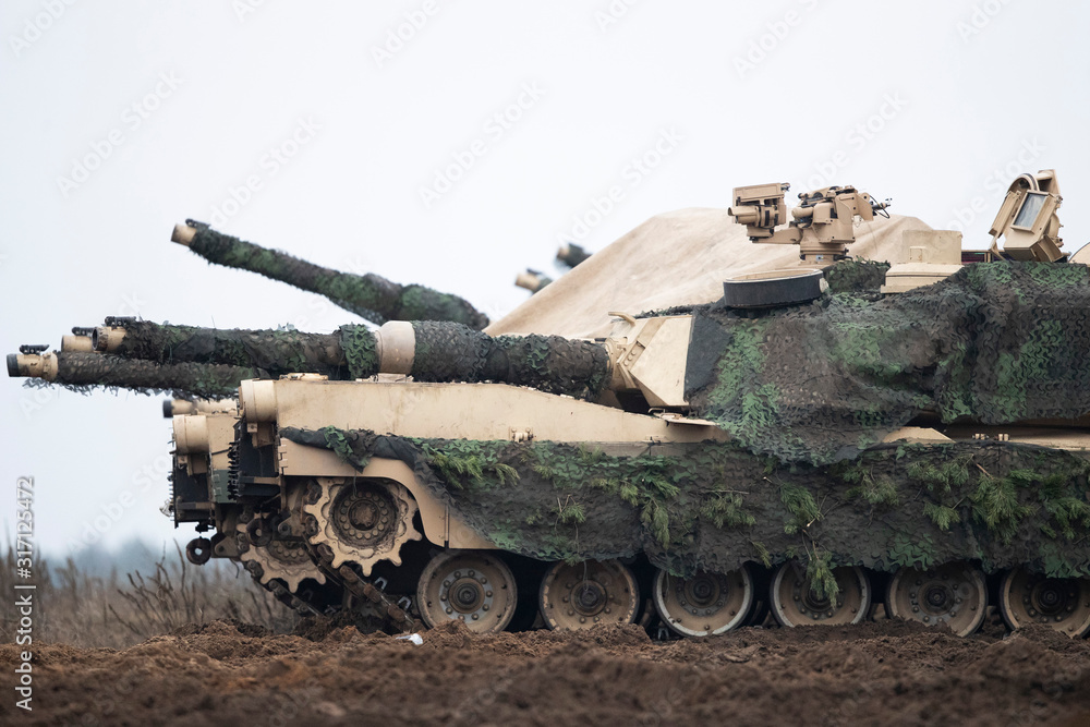 U.S. Marines M1A1 Abrams Main Battle Tank in Action Stock 写真 | Adobe Stock