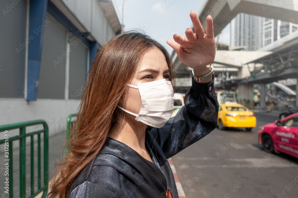 Beautiful woman wearing anti dust mask protect air pollution and pm 2.5 ...