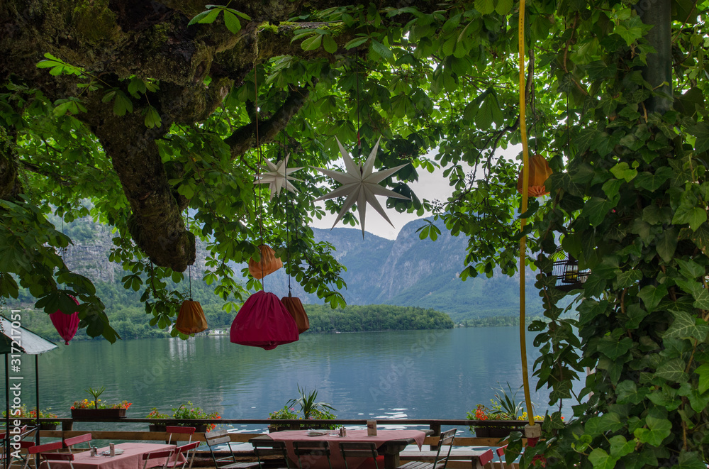 Romantic cafe at at Hallstaettersee lake. Hallstatt, Salzkammergut ...