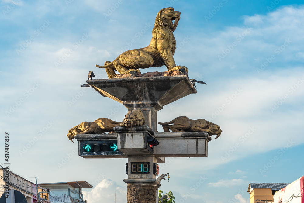 Traffic light column of the form and sculpture of a sabre-toothed tiger ...