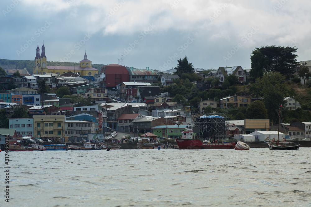 Castro chiloé desde el mar vista a la catedral, patrimonio de la ...