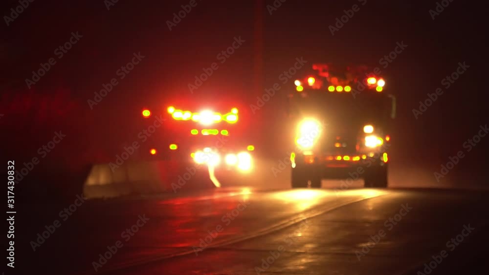 Vidéo Stock Emergency vehicles driving with lights flashing with ...