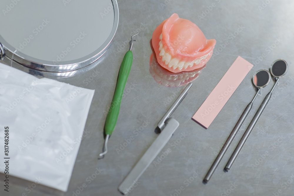 Set of dentures and dental tools. Close up Teeth and dental mirror ...