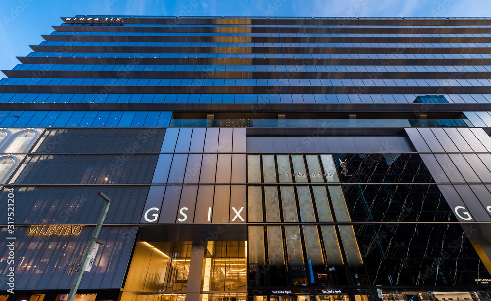 銀座6丁目の商業施設「GINZA SIX」のモダンな外観 / A modern building of the luxury ...
