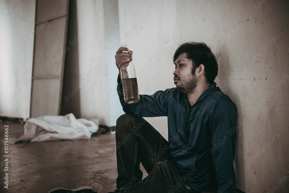 Asian men are drug addicts to inject heroin into their veins themselves ...