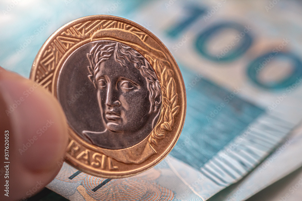 Moeda, Reais, Dinheiro, Brasil. Homem segurando uma moeda de um real ...