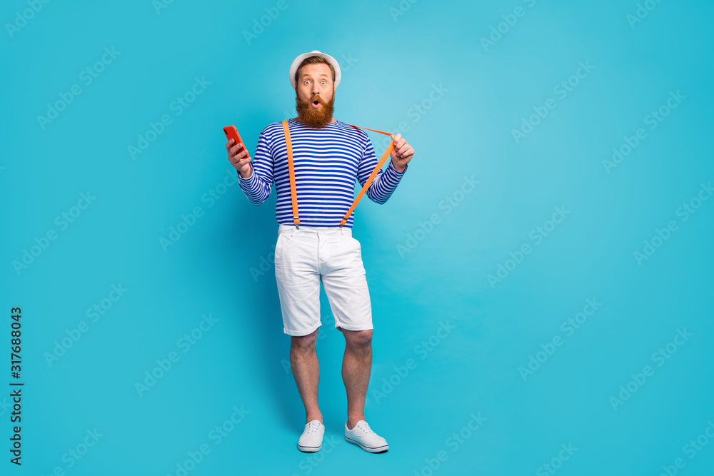 Full body photo of astonished man tourist rest relax use smartphone ...