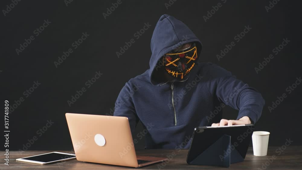 Vidéo Stock Hacker committing a crime with the aid of computers and information technology ...