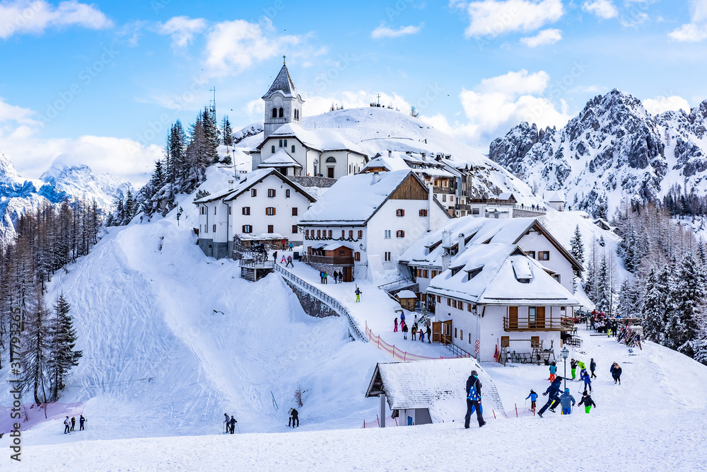 Foto de Monte Lussari little village covered with snow in Tarvisio ...