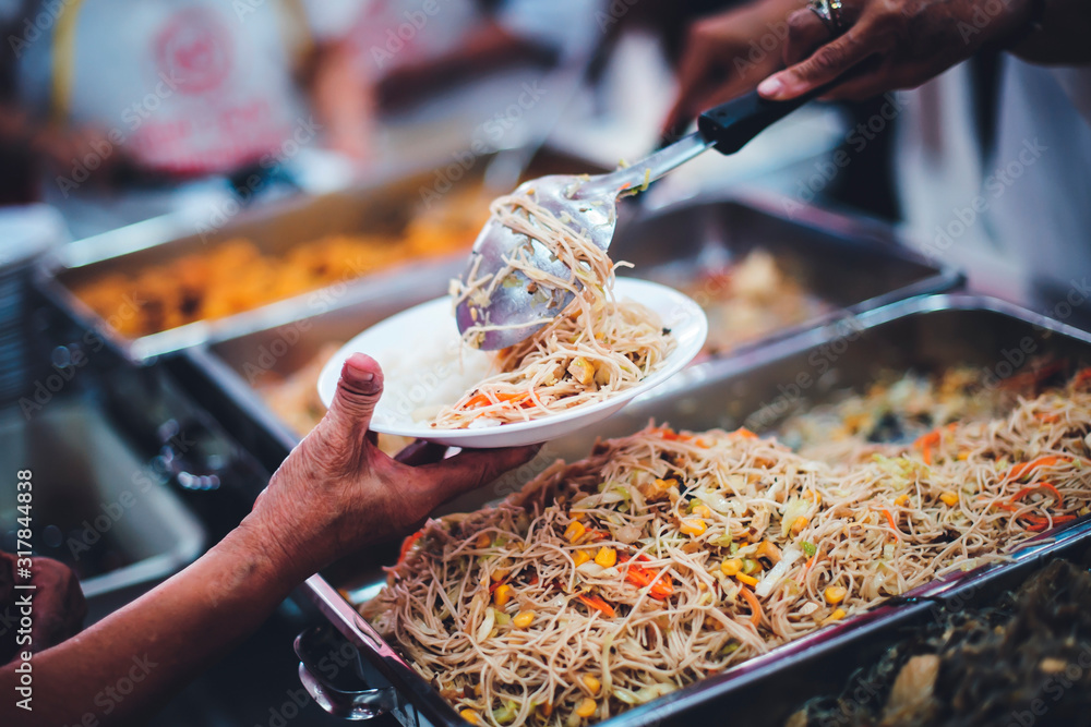 Famine causes hungry people to come to receive free food from ...