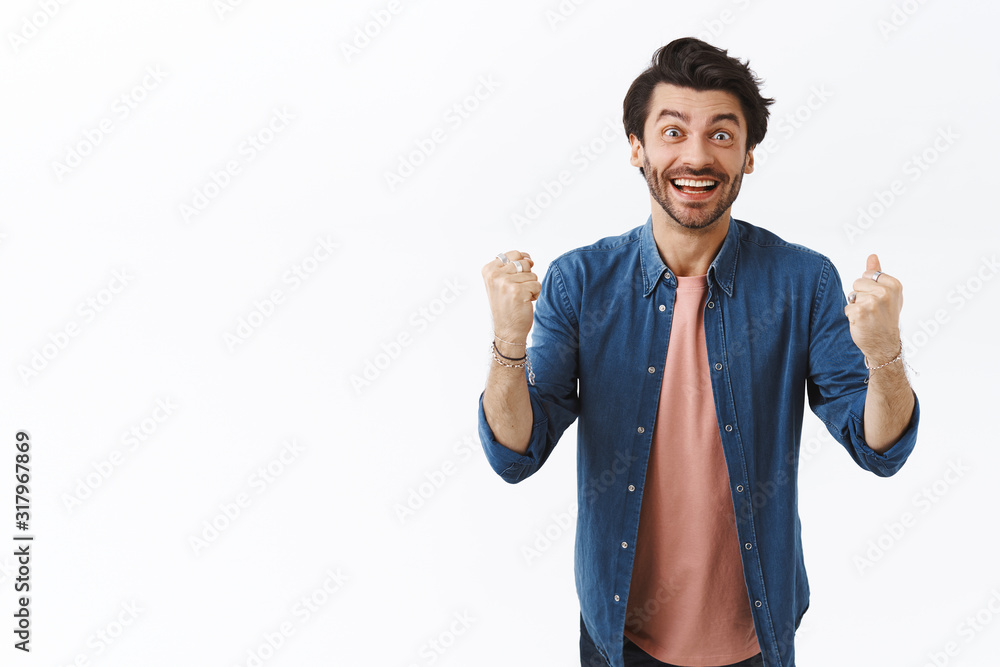 Foto de Cheerful, smiling good-looking guy rooting for team, watching ...