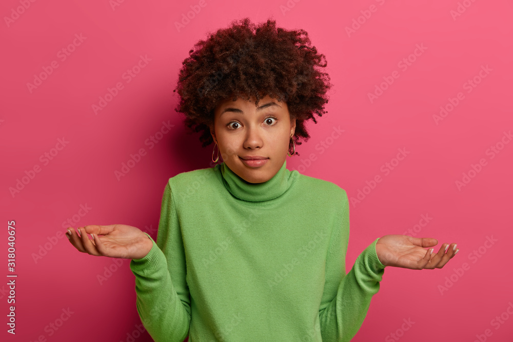 Stockfoto Indifferent confused black woman spreads palms confusingly ...