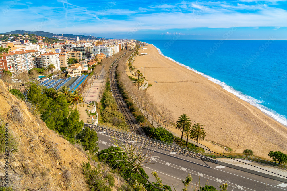 playa de calella de mar , costa de barcelona , playa vacía sin gente ...
