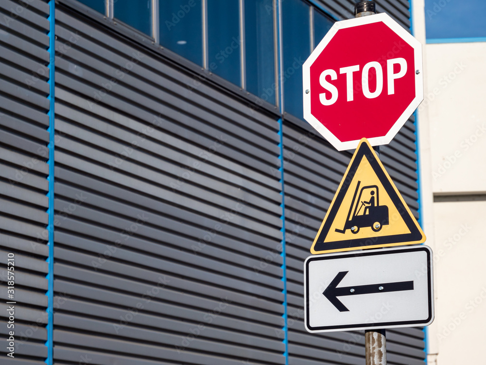 Achtung Stop Schild Gabelstapler hat Vorfahrt Stock Photo | Adobe Stock