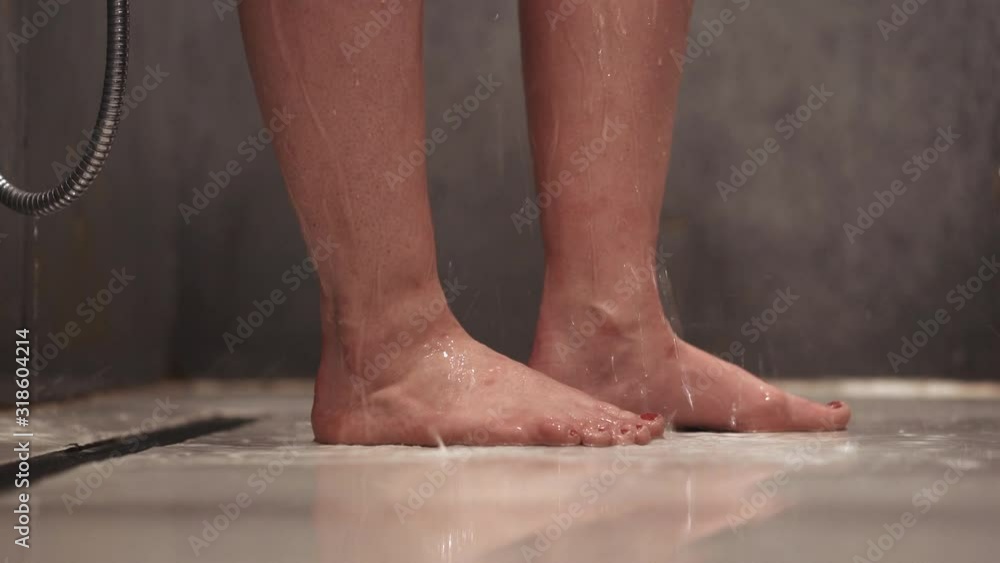 Vidéo Stock Woman 's legs close-up. Girl washing with gel in shower ...