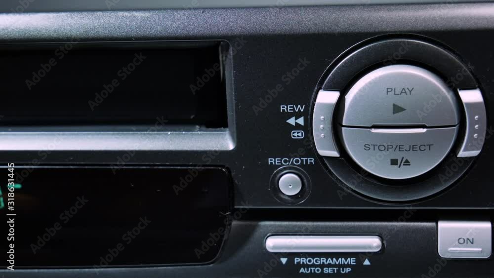 Vidéo Stock Close-up on a vintage VHS video cassette recorder loading ...