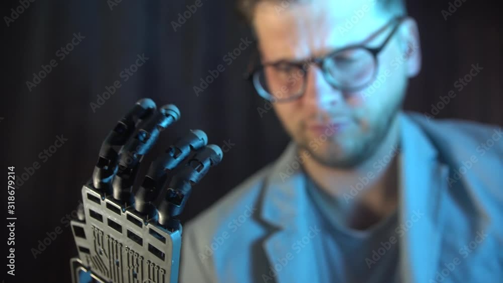 man Controls Electronic Prosthetic Arm Using Bionics Technology Cyber ...
