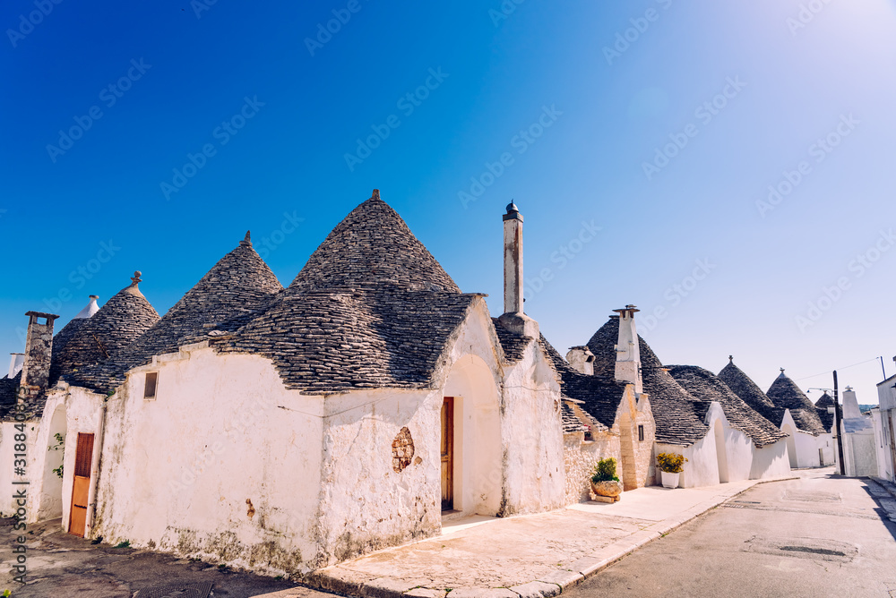 Foto de Houses of the tourist and famous Italian city of Alberobello ...