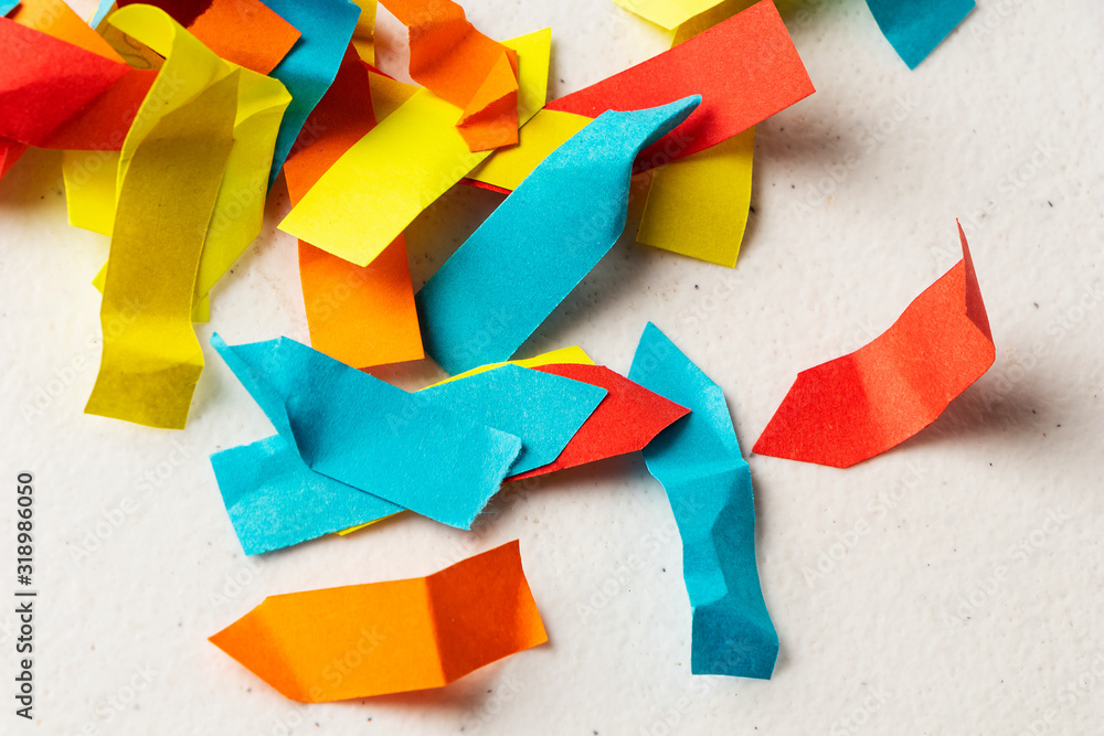Foto de Trocitos de papel de colores arrugados en una bola sobre un ...