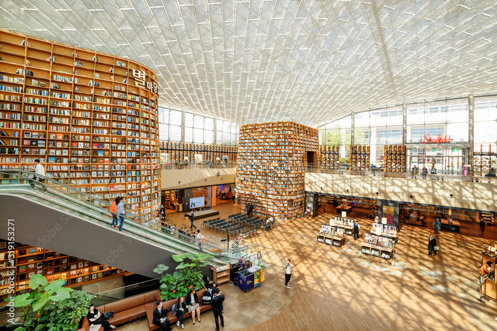 View of giant bookshelves and the Starfield Library reading area Stock ...