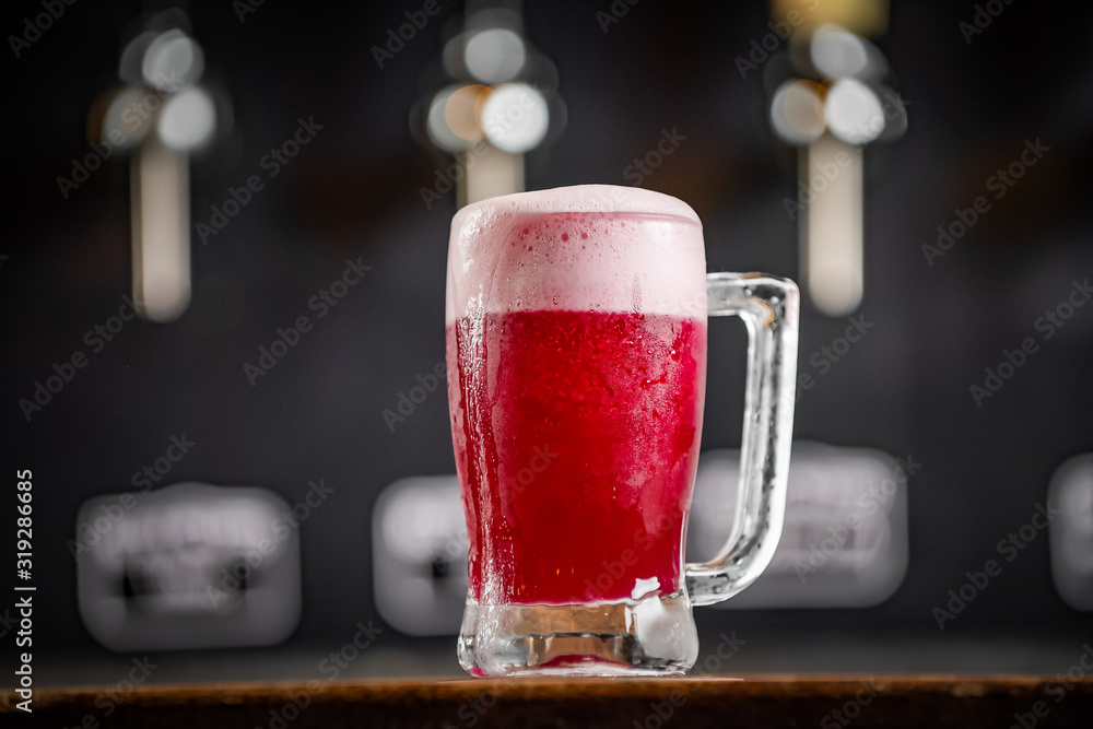 Foto de mug full of chopp, with chopp pilsen on a rustic table do Stock ...