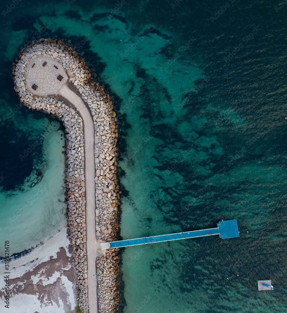 Foto de Overhead view of a stone jetty in Esperance Western Australia ...