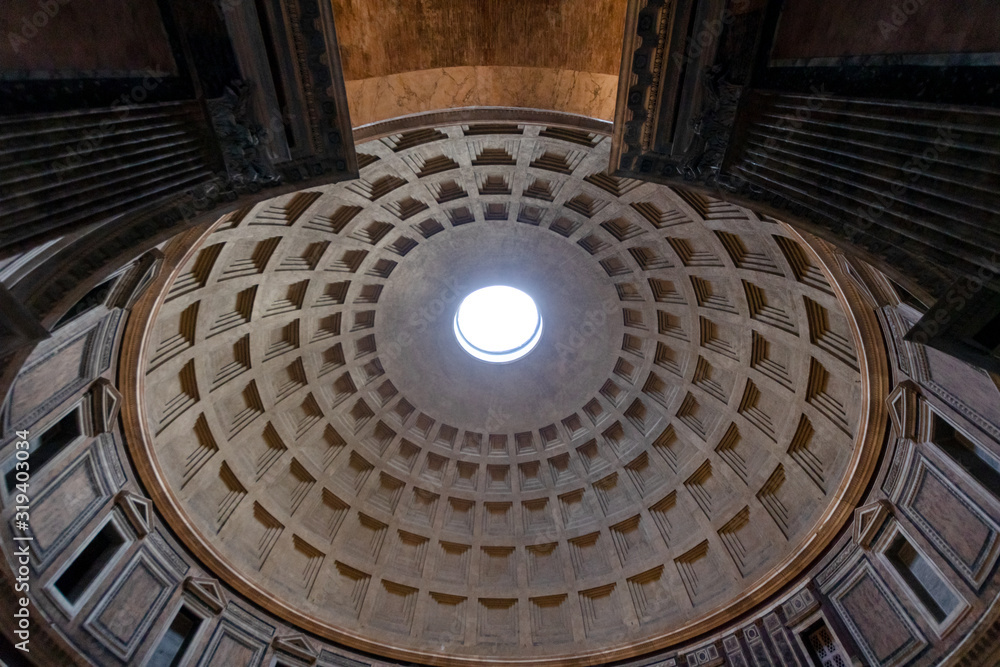 Foto de pantheon in rome, hole in the ceiling of the dome of the ...