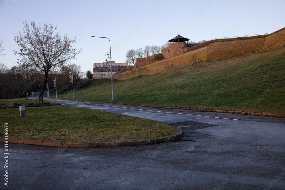 Foto de Beautiful river embankment overlooking the medieval castle and ...