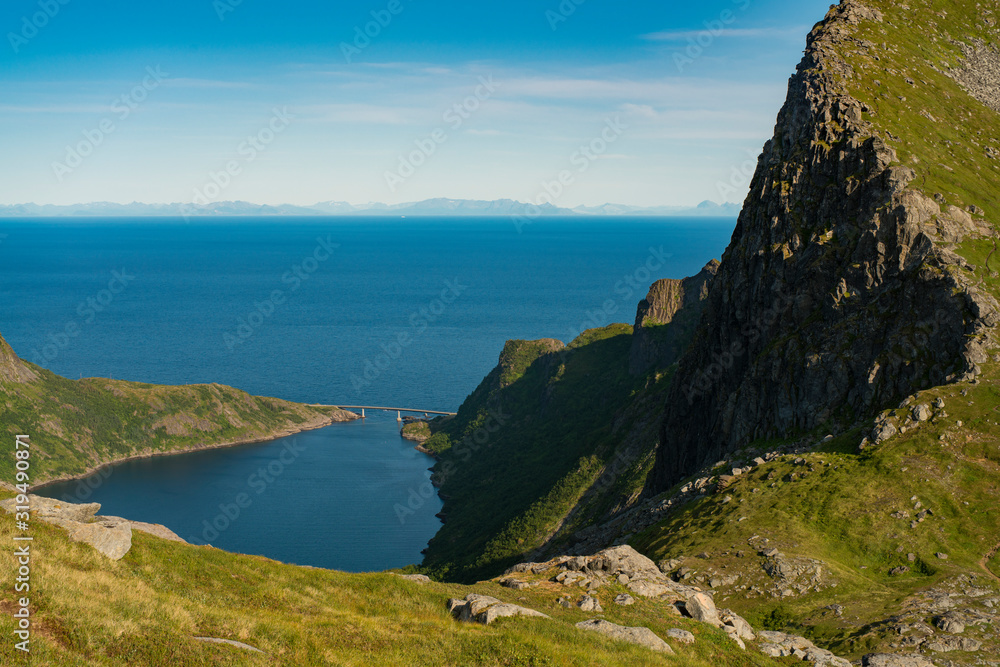 Foto de Norwegian landscape view over Djupfjorden Moskenes, Lofoten ...