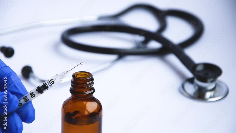 Vidéo Stock Doctor in gloves Adrenaline injection shot syringe macro ...