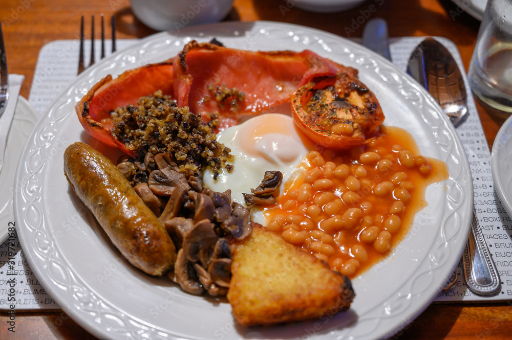Full Scottish breakfast with bacon, fried egg, beans, tomato, roasted ...