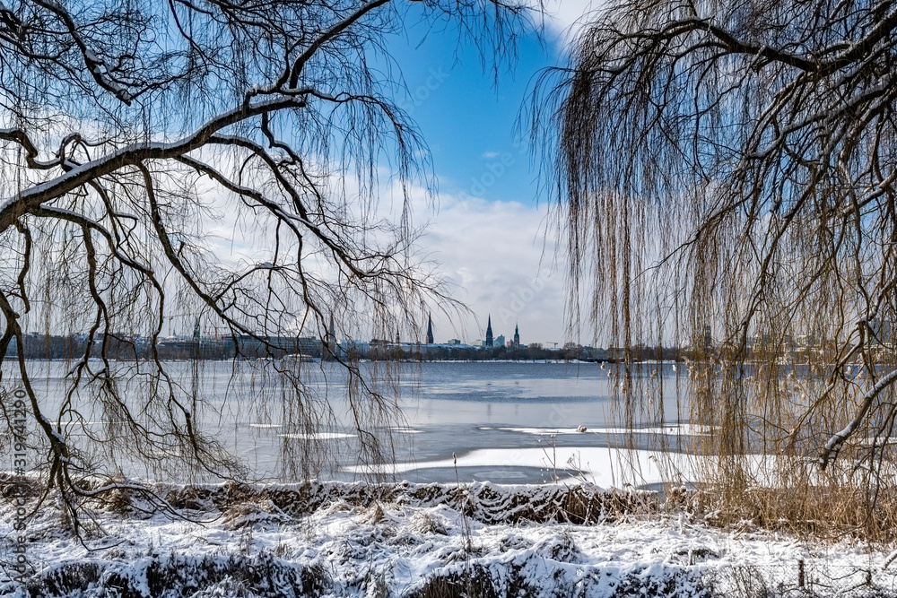 Die vereiste Außenalster in Hamburg mit Schnee bei frostigem Wetter und ...