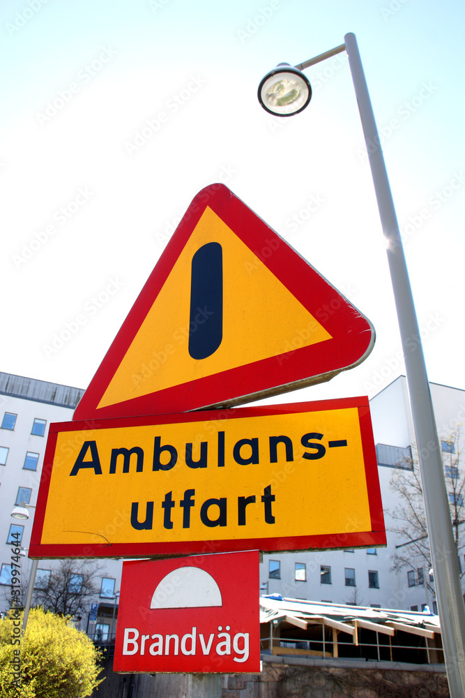 Trafikskylt/varningsskylt utanför Södersjukhuset i Stockholm. Stock ...
