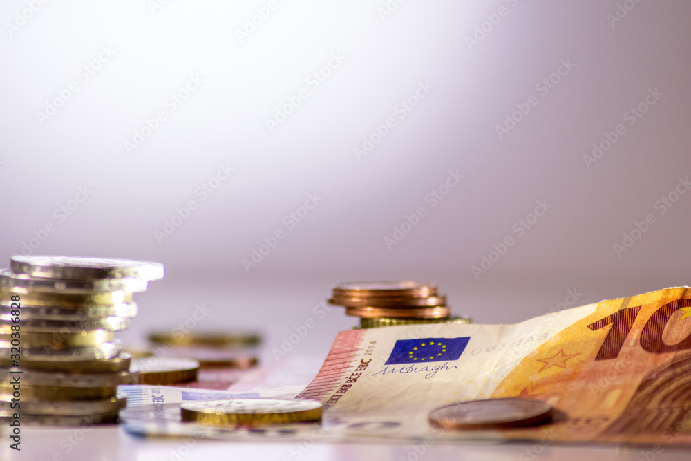 Stapel Euro-Münzen aus 2 Euro, 1 Euro und Cent-Münzen mit einem Haufen ...